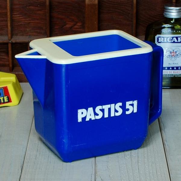 フランス・PASTIS 51の青色のプラスチック製カラフェです。1960~70年代のフランスのアニス酒パスティス用のカラフェです。"51"はパスティスの銘柄でフランスではとてもポピュラーなお酒です。青色のボディに白の文字がレトロな感じでかっ...