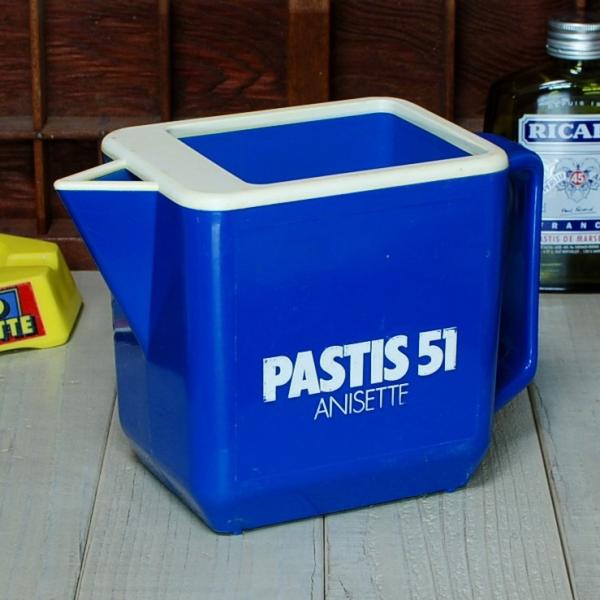 フランス・PASTIS 51の青色のプラスチック製カラフェです。1960~70年代のフランスのアニス酒パスティス用のカラフェです。"51"はパスティスの銘柄でフランスではとてもポピュラーなお酒です。青色のボディに白の文字がレトロな感じでかっ...