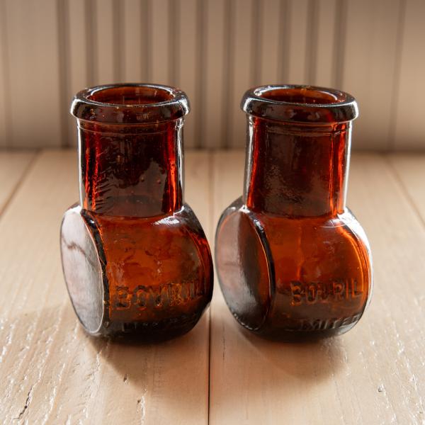 イギリスのアンティーク ガラスボトルで人気の BOVRIL　2ozガラスボトルの2個セットです。琥珀色のガラスボトルは光が差すととっても綺麗で素敵です。ただ飾るだけでも十分可愛いですが、ペン立てなどに使用してもおしゃれで実用出来ます。 コレ...