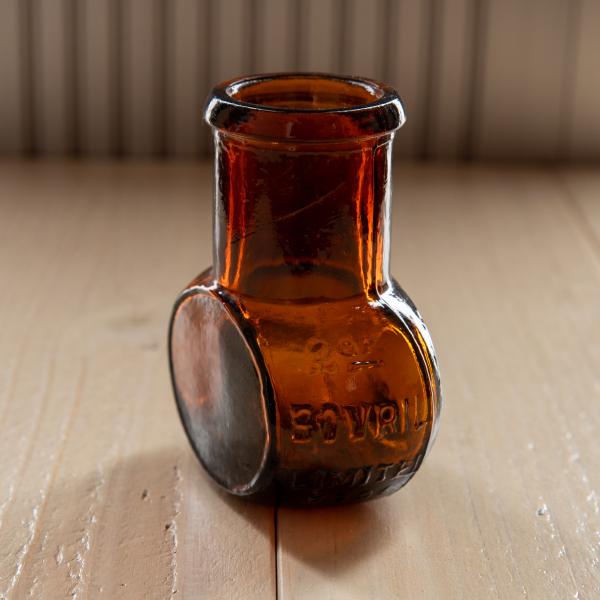 イギリスのアンティーク ガラスボトルで人気の BOVRIL　2ozガラスボトルです。琥珀色のガラスボトルは光が差すととっても綺麗で素敵です。ただ飾るだけでも十分可愛いですが、ペン立てなどに使用してもおしゃれで実用出来ます。 コレクション・ア...
