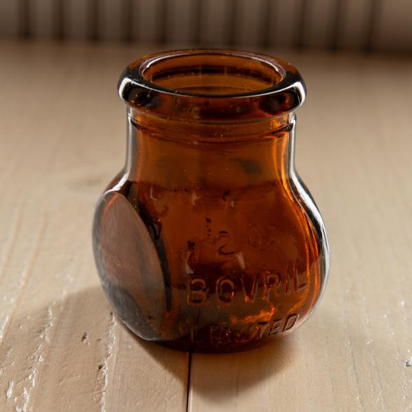 イギリスのアンティーク ガラスボトルで人気の BOVRIL　2ozガラスボトルです。（背の低いタイプ）琥珀色のガラスボトルは光が差すととっても綺麗で素敵です。ただ飾るだけでも十分可愛いですが、ペン立てなどに使用してもおしゃれで実用出来ます。...