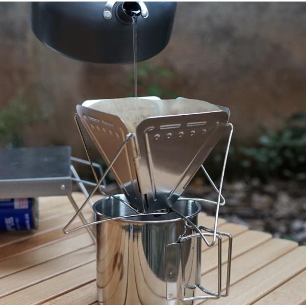 キャンプや登山、おうちの普段使いにも。コンパクトになって持ち運びも簡単なコーヒードリッパー。コーヒーフィルターは円すい型の紙フィルターをご利用いただけます。広げるだけの簡単組み立てですので、どなたでもご利用いただけます。＊口部分が切れやすく...