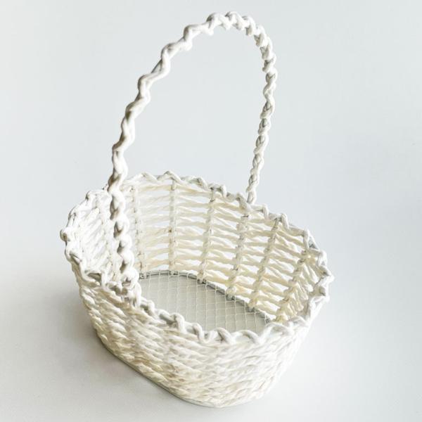 楕円形が可愛いホワイトバスケット。小さめサイズのかごは、フラワーガール用のお花を入れたり、手作りのリングピローを入れる器にしたり、ゲームの景品やカードを入れたり、いろんな場面で活躍します。結婚式の後は、リビングやキッチンや、玄関に。リモコン...