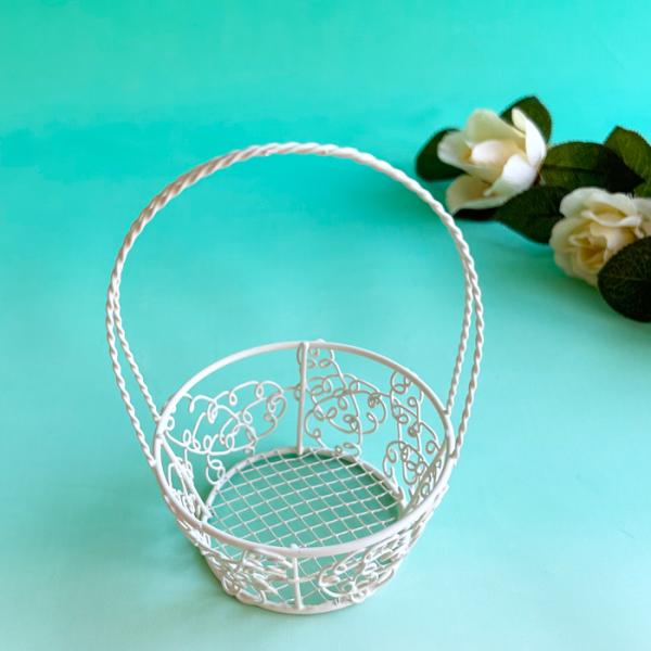ミルキーな色合いがカワイイ。お菓子を数個入れておけるサイズだから、食卓においても可愛いミニサイズのサーバーバスケット。お花やクッションをのせてリングピローにしたり、お気に入りのぬいぐるみを入れて、ウェルカムドールとして受付に置いたり…アイデ...