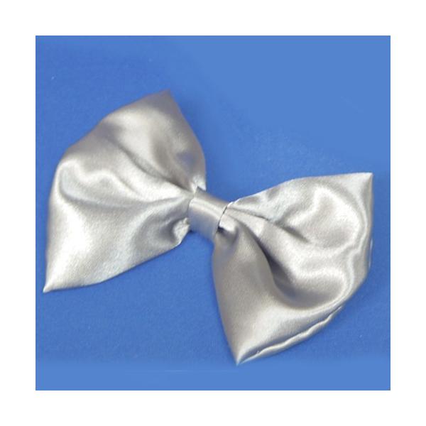 お好みのウェルカムドールやお気に入りのぬいぐるみに蝶ネクタイをつけて、結婚式仕様におめかししてみませんか？★こちらは少し大きめのぬいぐるみや、ウェイトドール用です。【内容】蝶ネクタイ１個色：シルバー生地：サテン※シルクではありません。【重要...