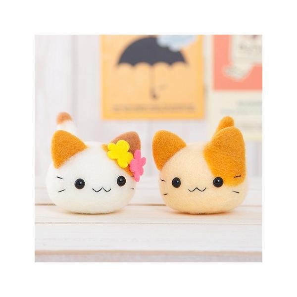 難易度 ★☆☆イージー（比較的かんたん）アクレーヌのフェルトで作るキュートなふたごのネコちゃんのマスコット。お花飾りのついた「みけ」と、目にかかるブチがかわいい「クッキー」。人気作家はっとりみどり先生の可愛いデザイン。フェルト手芸は、初心者...
