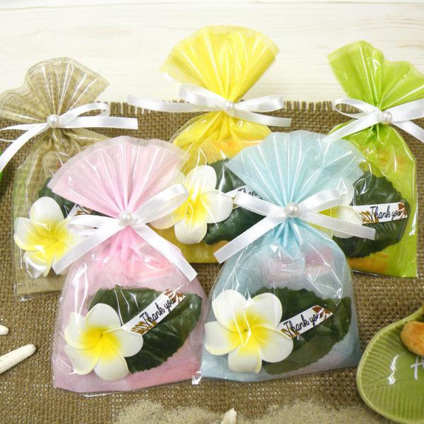 サマーウェディングやリゾートウェディングのカップルにオススメのプチギフト。プルメリアをモチーフにしたラッピングの中には、結婚式に欠かせないハート型のミニパイが入っています。パッケージには「Thank you」と書いてあるので、お二人の感謝の...