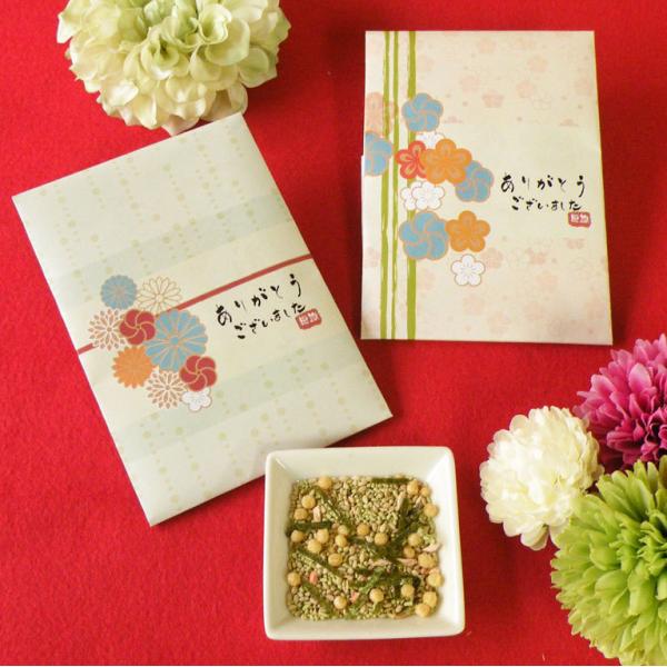 嬉しいお茶漬けの素のプチギフト。和柄風のフラワーデザインと水引を思わせるパッケージデザインは、とってもおめでたい雰囲気。あたたかみのある書体で「ありがとうございました」と感謝の気持ちを込めています。ほっと和む、和の贈り物は、結婚式・披露宴の...