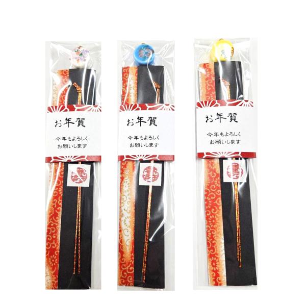 「幸せをかき集める」として縁起がいい耳かきの実用的なプチギフト。お花の描かれた華やかな陶器製ビーズが目を引きます。おめでたい紅白カラーを基調としたパッケージには、「壽」のシールと、「お年賀 今年もよろしく　お願いします」と書かれているので、...