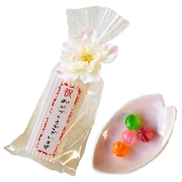 手毬をミニチュアにしたようなカラフルで可愛らしいキャンディーのプチギフト。良いことが「重なる」、おめでたい八重桜があしらわれたパッケージに「祝 おめでとうございます」というメッセージ入りなので、卒業式、入学式、開店、ご成人、ご栄転など様々な...