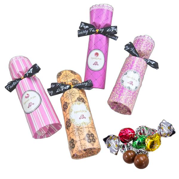 ころんとカワイイ筒型パッケージ。ピンクで統一されたガーリーなラッピングのチョコレートのシールには「This is a little present with my best wishes」の文字が。さりげない心遣いで感謝の気持ちを伝えましょ...