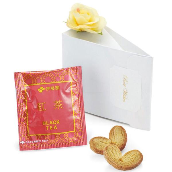 クリームイエローとシャトルーズグリーンの ローズが三角ボックスにシックな彩りを添えます。ギフトボックスの中には結婚式に欠かせないハートをモチーフにしたサクサクのパイと紅茶バッグ（ティーパック）が入っています。シールにはBest wishes...