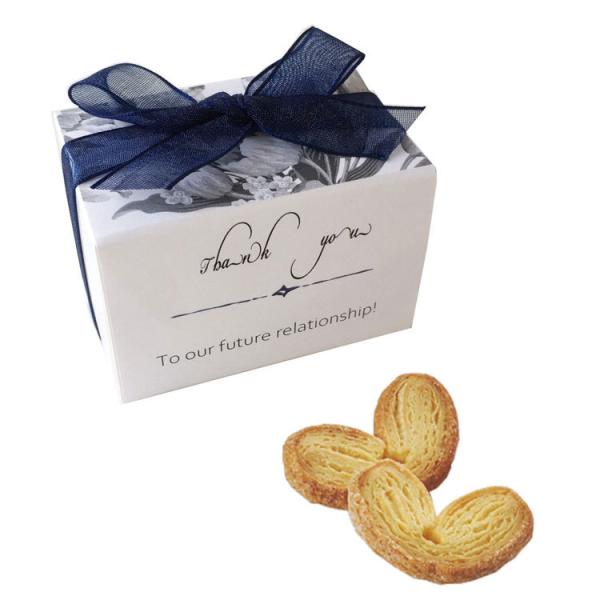 ネイビーブルーのリボンと、「思いやり」という花言葉を持つチューリップのモノクロフォトがおしゃれなパッケージのプチギフトです。シンプルでシックなデザインは、贈るシーンを選ばないベストなアイテム。中にはかわいいハートシェイプのリーフパイが入って...