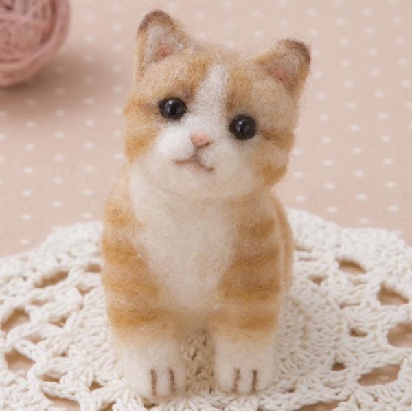 難易度 ★☆☆イージーフェルト人気作家、須佐沙知子先生のデザイン。愛らしい表情の茶トラネコを手作りしてみませんか？愛猫家・ねこが好きなお友達への手作りのお誕生日プレゼントは勿論、お子様の自由研究や課題、趣味の手芸にもGood.2体作って、結...