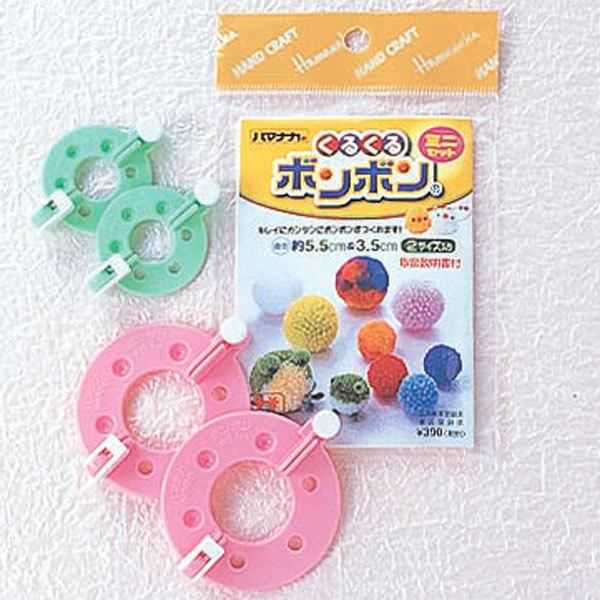 まんまるキュートなボンボン手芸の救世主。ボンボン作成専用の補助キットなので簡単・お手軽にハリ・コシがありきれいなフェルト作品ができます。【内容】○くるくるボンボンスターターキット一式・直径3.5センチ用作成キット×2・直径5.5センチ用作成...