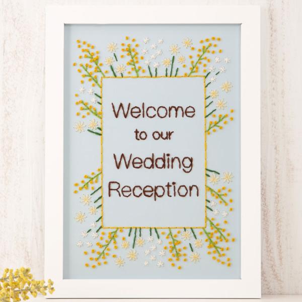 難易度★☆☆イージー（刺しゅう初心者でもカンタン）黄色がかわいいミモザの花言葉は「感謝」。ミモザいっぱいの人気の刺繍ウェルカムボードを自分で作れる手芸キットです。「Welcome to our Wedding Reception」の文字も、...
