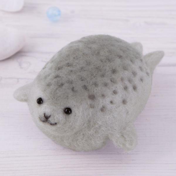 難易度★★☆ベーシック輪紋海豹（わもんあざらし）は斑入海豹（ふいりあざらし）とも呼ばれます。小型でずんぐりむっくりのアザラシは水族館の人気者です。チクチク刺して出来上がるフェルト手芸キットは、初心者でも比較的カンタンに作れます。かわいいフェ...