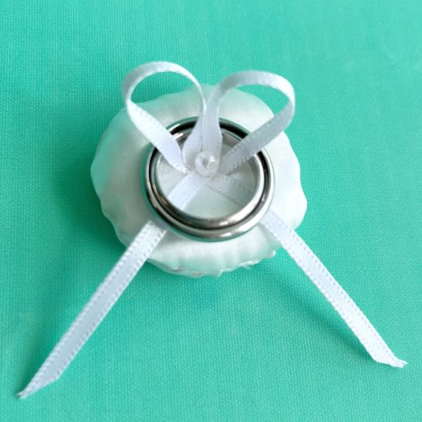 自分の思うままにリングピローを作成されたい方のためのリングクッションです。お気に入りの小物入れなどに入れて、お花などで飾れば、オリジナルリングピローの出来上がり。ふたつのリングをひとつのリボンに置くことで、永遠を願う「輪」ができあがります。...