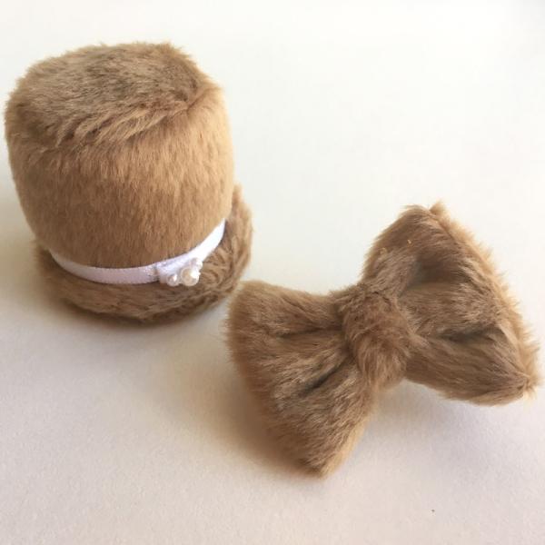 お好みのウェルカムドールやお気に入りのぬいぐるみをお手軽スピーディーに結婚式仕様へとおめかししてみませんか？【内容】シルクハット１個・蝶ネクタイ１個色：キャメルブラウン生地：フェイクファー※シルクではありません。【重要】・幸せデリ専属ぬいぐ...