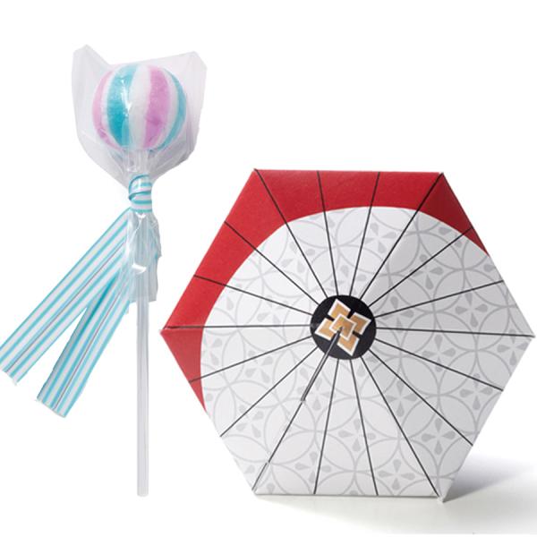 中国より伝来され日本独自に進化した和傘。そんな和傘をモチーフにした、可愛い棒付きキャンディーのプチギフトです。傘のデザインは全部で5種類、キャンディーの味はレモン風味とグレープ風味の2種類あります。どの絵柄でどの味が届くかはお楽しみです。＜...