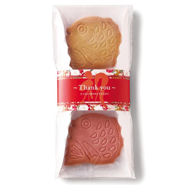 すべてのお祝い事にお使いいただける和洋コラボのかわいい鯛クッキー。めでたいシーンには欠かせない紅白カラーで、プレーン味とストロベリー味の2種類が入っています。日本らしく（祝）と書かれたパッケージも魅力的で、「〜Thank You〜たくさんの...