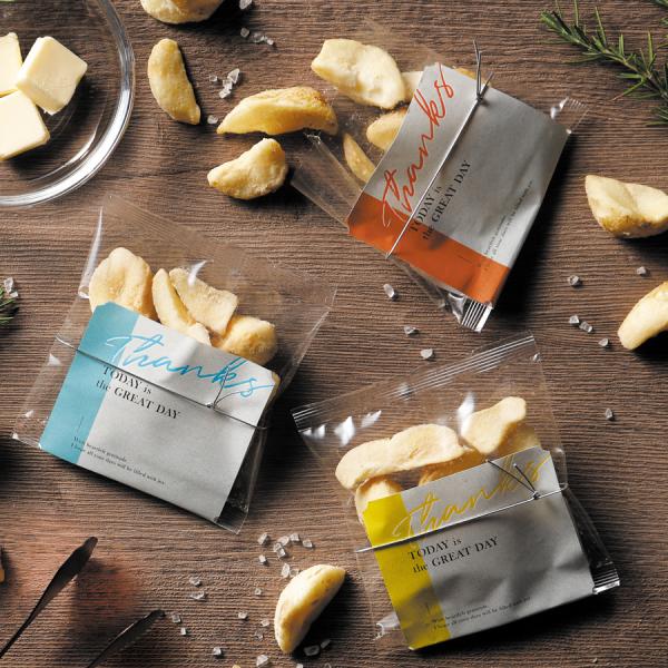 ポテトをサクサクに揚げたお菓子は、やっぱりみんなに愛される。3色のパッケージはどこか外国みたいな雰囲気です。パッケージには、ThanksTODAY is the GREAT DAYWith heartfelt gratitude.I hop...