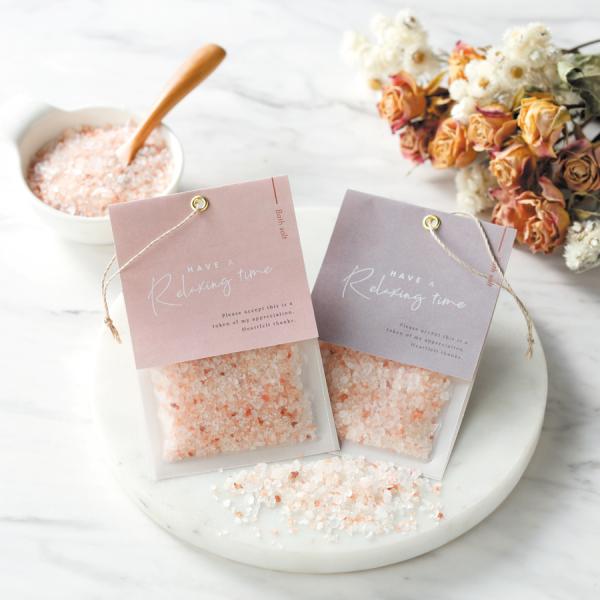 ヒマラヤ山脈の天然岩塩のピンクソルトを使用した贅沢なバスソルト。心も身体もリラックスするようなくつろぎのバスタイムを…。パッケージには「Have a relaxing time （ゆったりとした時間をお過ごしください）」「Please ac...