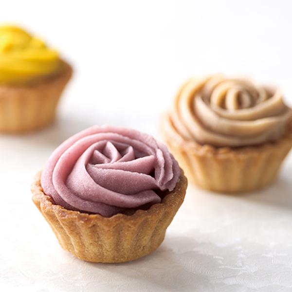 3種類のモンブランを詰め合わせたギフトです。王道のマロン、華やかなラズベリー、程よい甘さのかぼちゃのモンブランを小さなサイズのタルトにしぼり焼き上げました。フラワーポットをイメージした可愛らしいフォルムとなっています。＜こんな時におすすめ＞...
