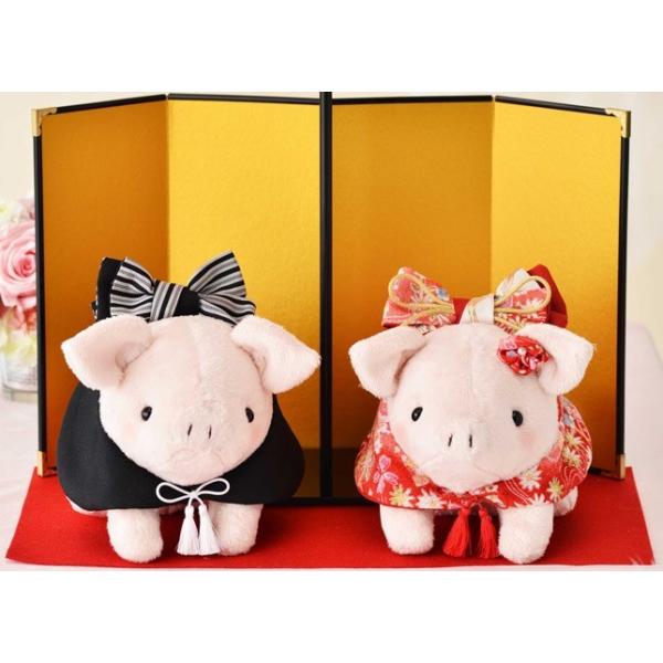 幸せを運ぶと言われる縁起の良い人気のぶたさんの和装ウェルカムドール。手作りのご結婚祝いにも喜ばれています。綿などの副資材付きのセットで、ボア生地があらかじめカットしてあるから、初心者さんにも安心です。金屏風と緋毛氈（赤い敷物）付きで、より華...