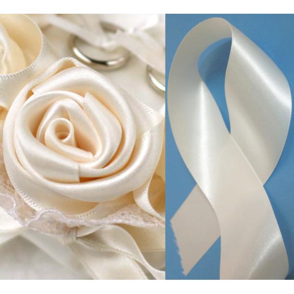 ローズのリングピローのバラ用リボンの練習セット。ちょっとコツがいるリボンで作るローズも、しっかり練習すれば安心です。シャンパンゴールド色のダブルサテンのリボンを手作りキット同様に、5センチ×45センチにカットしました。カットが心配…という初...