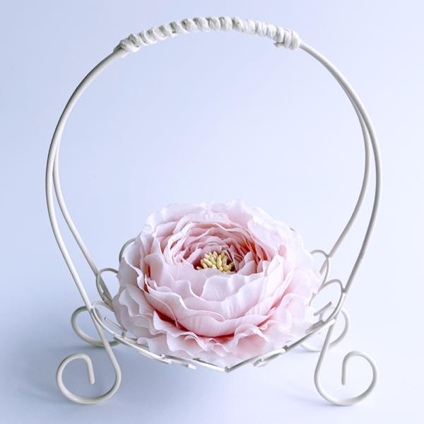 リングピローになるお花は、ほんのり淡くて大人な「くすみピンク」のお色。キュートなサイズのバスケットがお二人の指輪を大切に運びます。底には仲睦まじい６個のトンガリがあるお星様。ぐるっとハートで取り囲んだようなワイヤーのバスケットに、「とても魅...