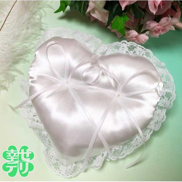 シンプルなハート型のリングピローです。人前結婚式やキリスト教式（チャペル式）結婚式で、シンプルなリングピローをお好みの方に。ご自身のアイディアで、お花やレースなどを加えても素敵です。【内容】リングピロー１個【サイズ】横18.5×縦16（cm...