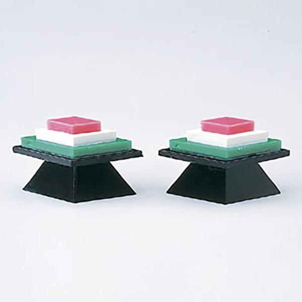 雛人形用の菱台です。菱台とは、色味が美しい菱餅をのせる土台のこと。雛飾りには欠かせない存在です。一番下の緑は「草」を、真ん中の白は「雪」を、そして一番上のピンクは「桃の花」を表していると言われています。緑のお餅に入っている「菱の実」は「魔除...