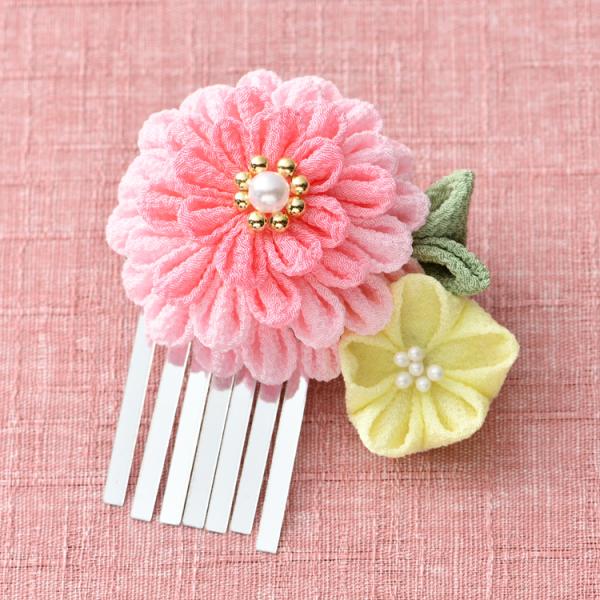 京ちりめんで作る、つまみ細工が可愛いお花のブローチが作れる手作りキット。繊細なグラデーションが可愛らしい、ピンク色を基調にした可憐なカラーです。カット済みの生地を折り込んで製作する為、 お裁縫が苦手な方でも比較的簡単にチャレンジができます。...