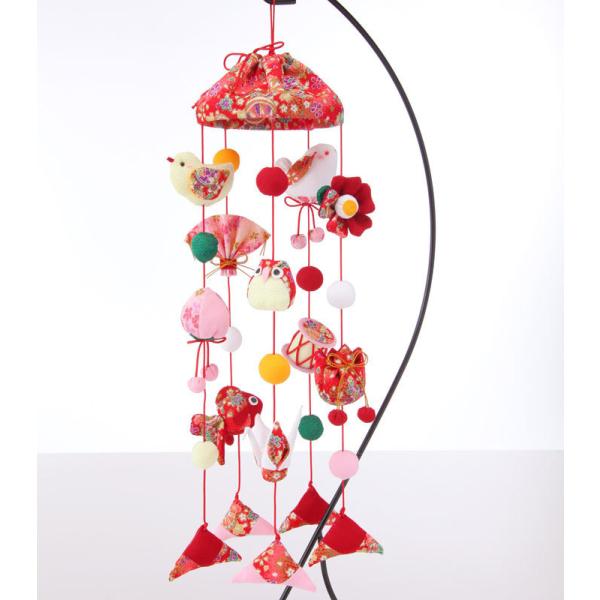 ひよこ・扇・鶴・金魚・梟（ふくろう）・太鼓・椿など、かわいいモチーフを使用した、縁起物を飾る「つるし雛」。その昔、近所の方が集まって作られた小さな人形や小道具には、赤ちゃんや子供の成長を願う大切なお守りとして、一つ一つに意味が込められていま...