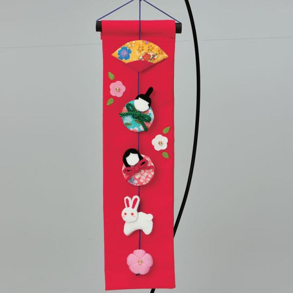 ウサギの赤い目は「魔除けと護身の霊力」があると言われ。飛躍、「早くはいはい出来ますように」の願いが込められています。扇（おうぎ）は末広がりに栄えますように、と願いを込めてつるす「つるし雛」です。掛け軸のように家の玄関やリビングに手軽に掛けら...