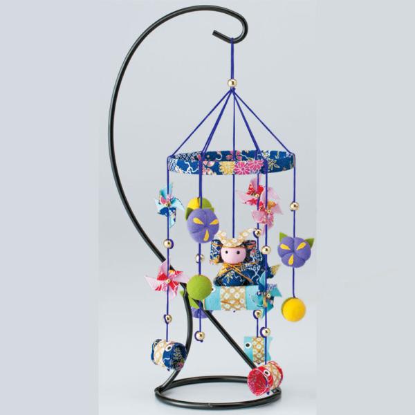 初節句や出産祝い、お誕生日など、男の子の健やかな成長を願って作られるつるし飾りを「輪かざり」にしました。真ん中で兜をつけた男の子が鯉のぼりに乗っている可愛い五月人形です。お子様・お孫様・甥御様へのプレゼントにいかがですか？つり台付きで、玄関...