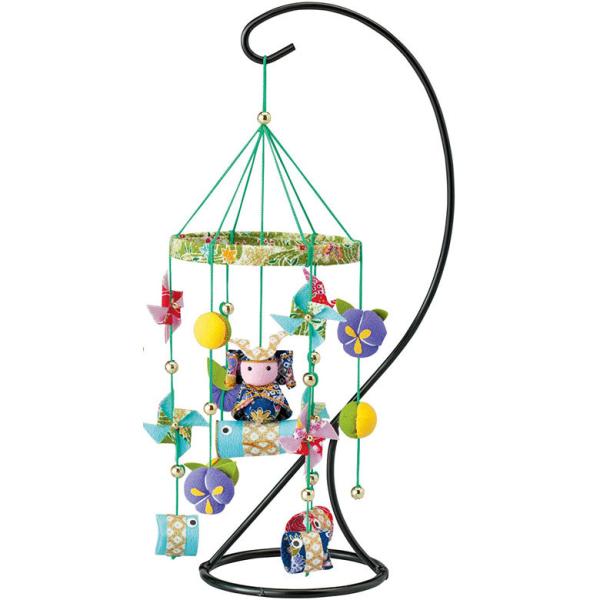 初節句や出産祝い、お誕生日など、男の子の健やかな成長を願って作られるつるし飾りを「輪かざり」にしました。真ん中で兜をつけた男の子が鯉のぼりに乗っている可愛い五月人形です。お子様・お孫様・甥御様へのプレゼントにいかがですか？つり台付きで、玄関...