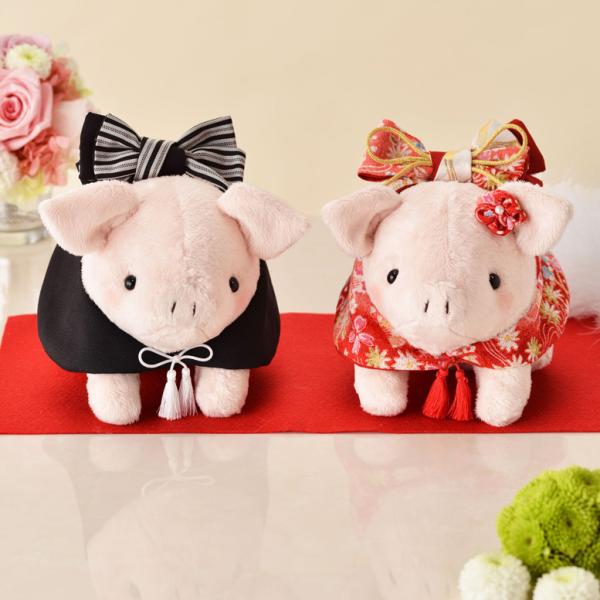 幸せを運ぶと言われる縁起の良い人気のぶたさんの和装ウェルカムドール。手作りのご結婚祝いにも喜ばれています。ボア生地があらかじめカット、着物はケープ状なので、初心者さんにも安心です。【重要】金屏風・赤い毛氈はついておりません。セットもございま...