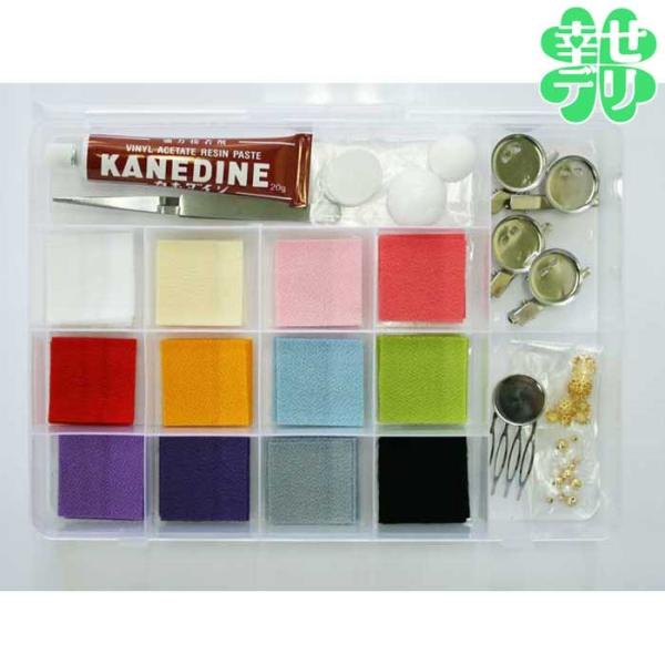 初めての方でもすぐにつまみ細工を始められるセット。ブローチやヘア飾りが作れます。生地を挟んだまま作業ができるハサミッコ、ボンド、カット済みのちりめん生地などが入っています。収納ケース付きで便利。裏面につまみ方が載っているので初心者の方も始め...