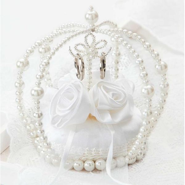 今日だけ主役じゃないいつだって女子はプリンセス。プリンセスウェディングを叶える、パールビーズが可愛い王冠型のリングピロー。純白のウェディングドレスに似合うホワイトローズがエレガント。お二人の大切な結婚指輪は、クラウンのピックに掛けます。結婚...