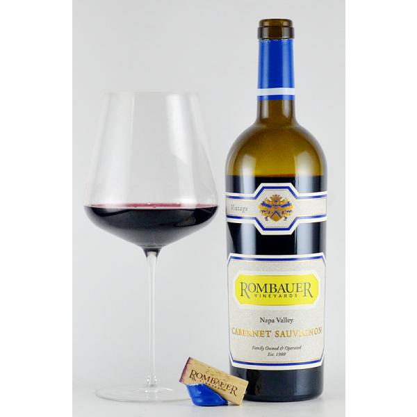 カシスや赤果実、杉の木や甘いタバコの葉、バニラなどが広がります。フルボディで黒いベリーの熟した深い果実味、スパイシーな風味が鼻をくすぐり、しなやかなタンニンが口中をじわりと引き締めます。古き佳きナパヴァレーを思わせるスタイルです。ワイン名：...