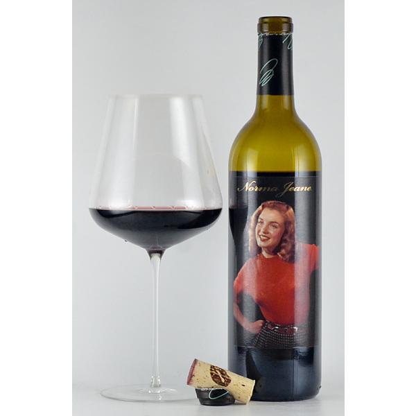 ラズベリーや赤スグリ、プラムにスパイシーさや杉の香りを感じます。フレッシュな果実味は緑黄野菜のニュアンスと共に軽やかに口中に広がり、タンニンは柔らかく甘味のないコーヒービーンズチョコレートの風味が重なってしなやかな味わいとなっています。ワイ...