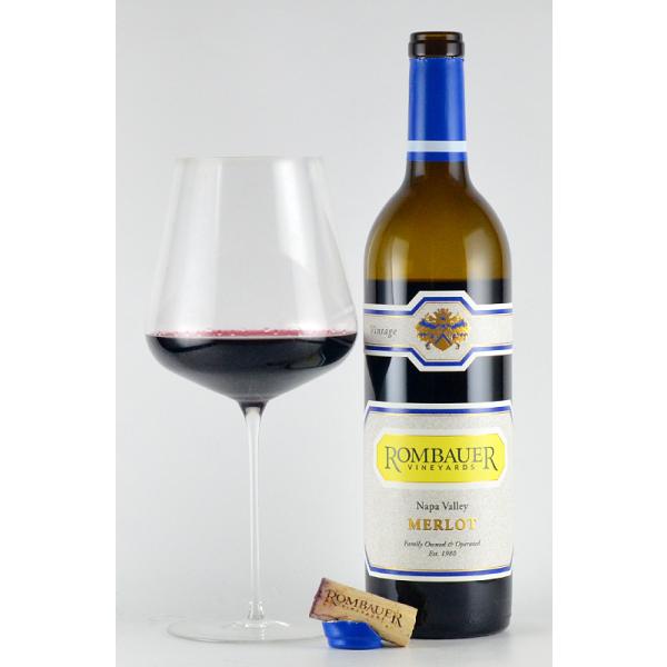 ブルーベリーやブラックベリーの熟した果実などに加え杉の木やバニラ、パイ生地などが豊かに広がります。なめらかな舌触りと熟した果実の風味、上品なタンニンなど複雑な風味のバランスが感じられます。プラムやチェリーの熟した風味に加え、樽の香りが豊かに...