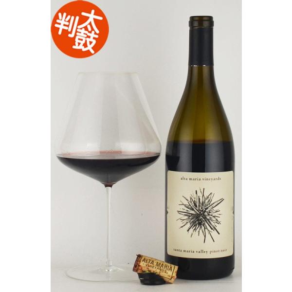 全房発酵からくる鉛筆を削ったような香りが軽やかなラズベリーやクランベリーのアロマと相まっています。紅茶やドライハーブ、クローブなどのスパイス感とローズウォーターの活き活きとした風味が広がります。鮮やかな酸味が味わいをまとめています。ワイン名...