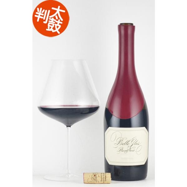 ブラックチェリーやマリオンベリーに熟したプラム、アニスのニュアンス。ダークベリーの果実にカラメライズされたオークや砕いたカカオの芳ばしい風味が加わりバニラや杉の木、ラベンダーとほのかな林床のニュアンスなどが重層的に口中に広がります。しっかり...