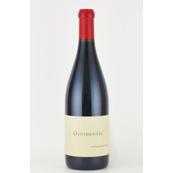 ボイセンベリー、スミレ、カシスの印象的なアロマが広がります。力強くエネルギーに溢れた風味はよく熟れたレッドチェリー、レッドプラム、ブラッドオレンジ、ミントが一体となって層を成し甘いスパイスが素晴らしいニュアンスを吹き込んでいます。ワイン名：...