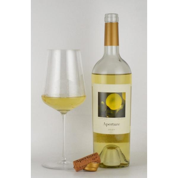 極めて複雑で粘性が高く、綺麗な酸があり、様々なトロピカルでシトラスを感じる香りが湧き上がる様に感じられます。的確にブレンドされたセミヨンが、程よいミネラル感と芳醇なレモンの香りと美しい光沢のあるテクスチャーをもたらしています。口の中いっぱい...