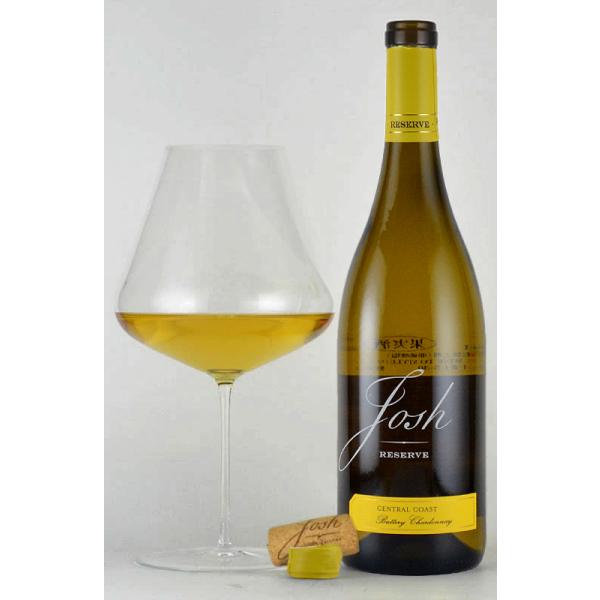 輝きのある蜂蜜色。熟れたアプリコットのニュアンスに、クレーム・ブリュレを思わせる香りが食欲をそそります。凝縮した果実感にマシュマロ・ロースト、バタースコッチのような力強く魅惑的なニュアンスが重なり、バターリッチな余韻がどこまでも長く続きます...