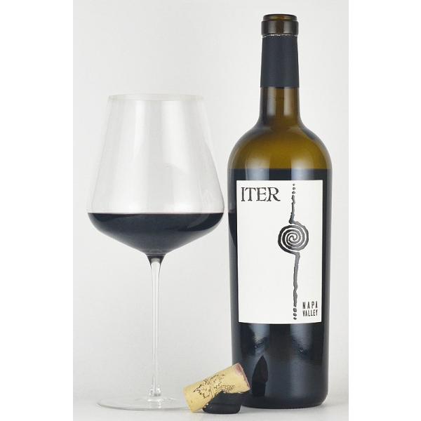 【調和する味わい】ブラックベリーにカシス、ブラックチェリーなど黒系果実にココアのニュアンスも感じます。舌触りはとてもスムースで、生き生きとしたフレッシュな果実、優しくこなれたタンニンが寄り添います。バランスの良いミディアムボディで様々なお料...